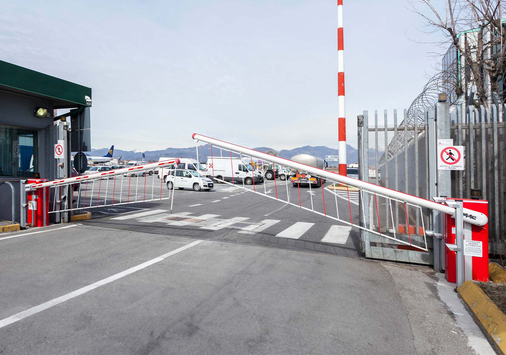 B680H - 24V Automatic Hybrid Barrier